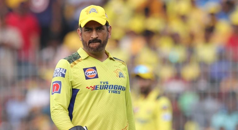 'First to lift me up': Anil Kumble reveals MS Dhoni's endearing act ...