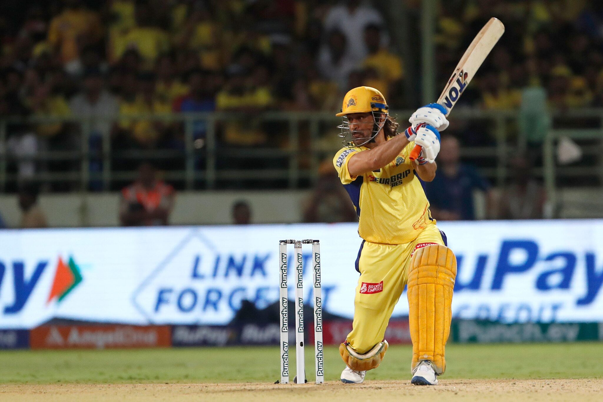 MS Dhoni arrives in Lucknow amid huge security cover, clouds over ...