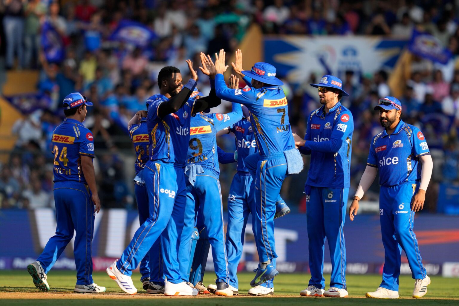 Meet Mumbai Indians' new bus driver, a proud owner of 4 Cr Range Rover